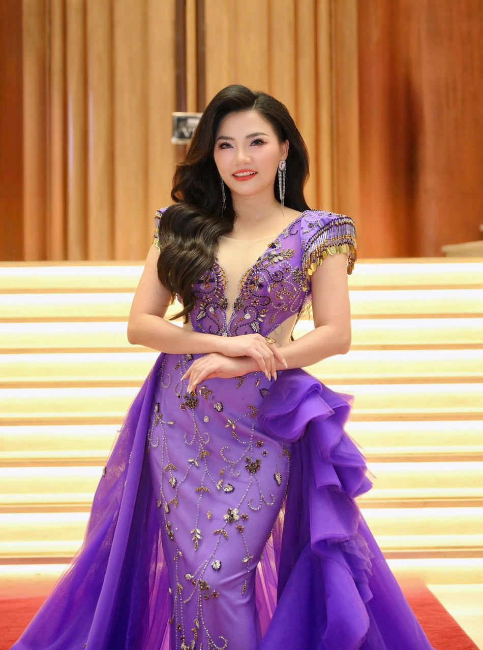 Thượng úy, ca sĩ Thu Hường góp mặt trong buổi hòa nhạc kỷ niệm một năm ...