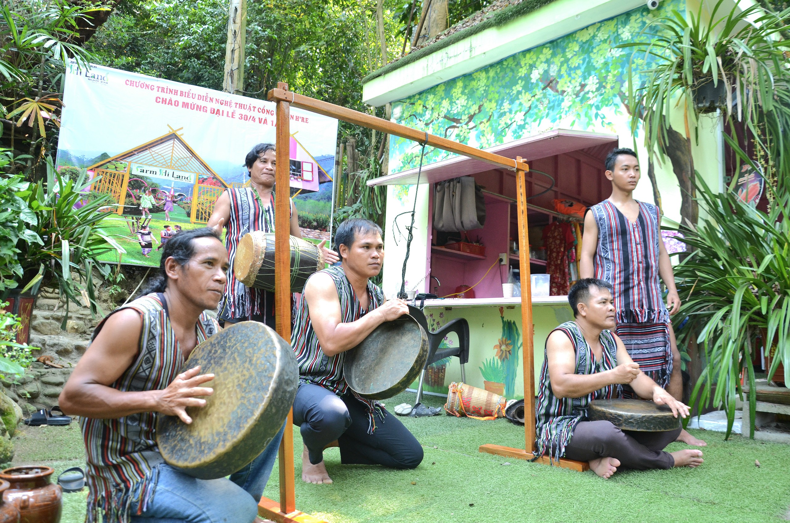 Người trẻ đồng bào Hrê gìn giữ làn điệu ta lêu, ca choi | Dân tộc - Tôn ...